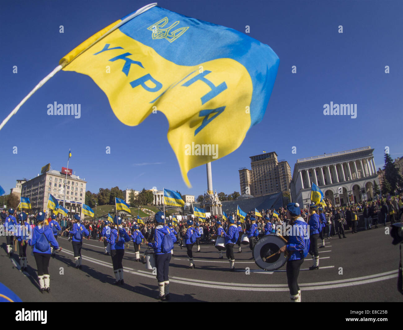 Kiev opened a peace march column drummers dressed in yellow and blue ...