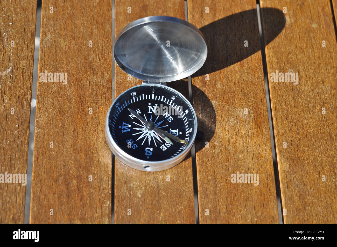 The compass on the boards. Open the magnetic compass lies on the dark ...