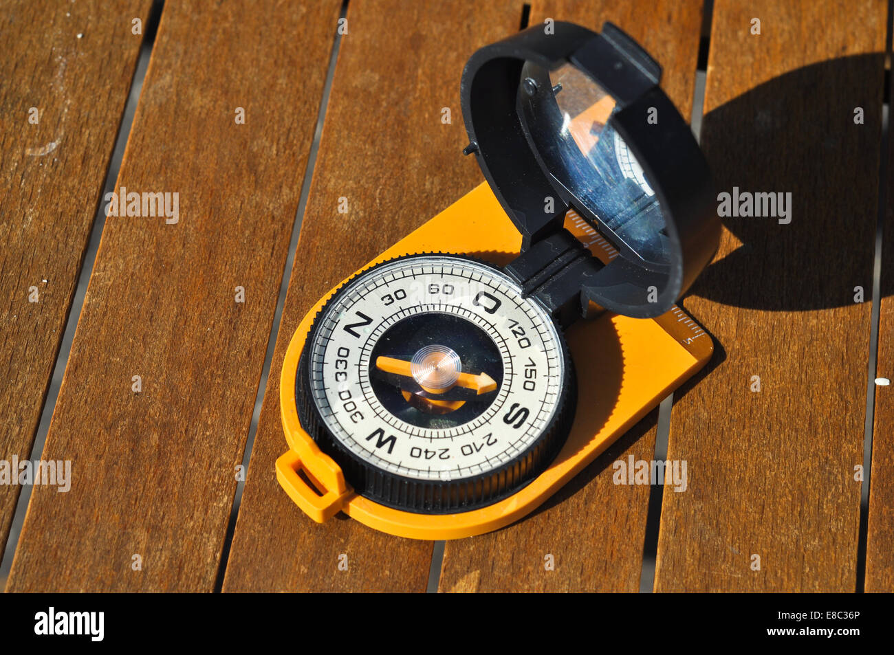 The compass on the boards. Open the magnetic compass lies on the dark ...