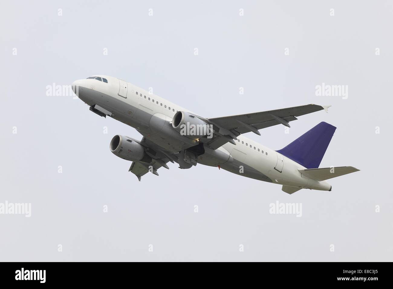 Jet airplane climbing hi-res stock photography and images - Alamy