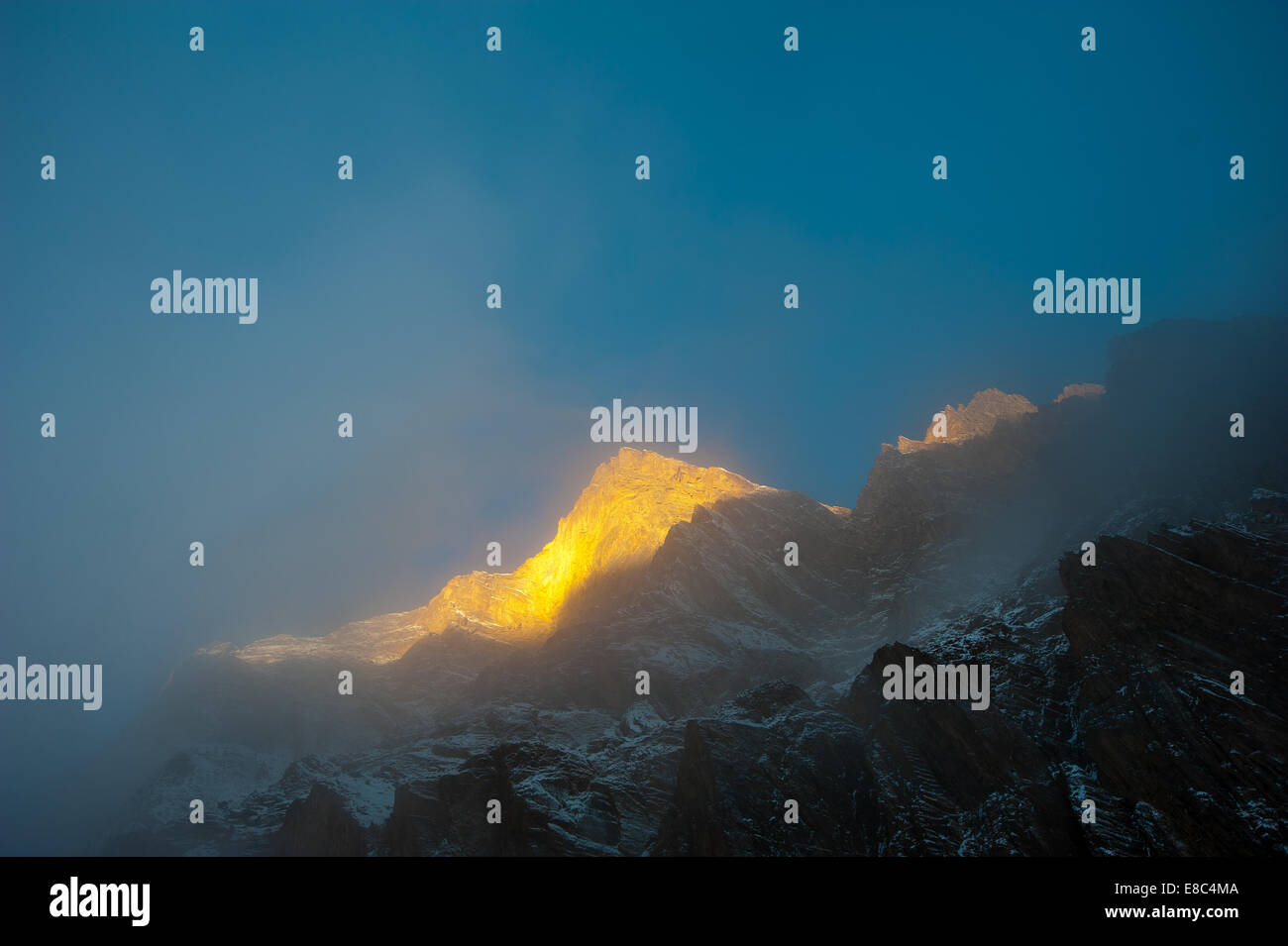 Sunrise on Zanskar range of Himalaya, during chadar trek Stock Photo ...