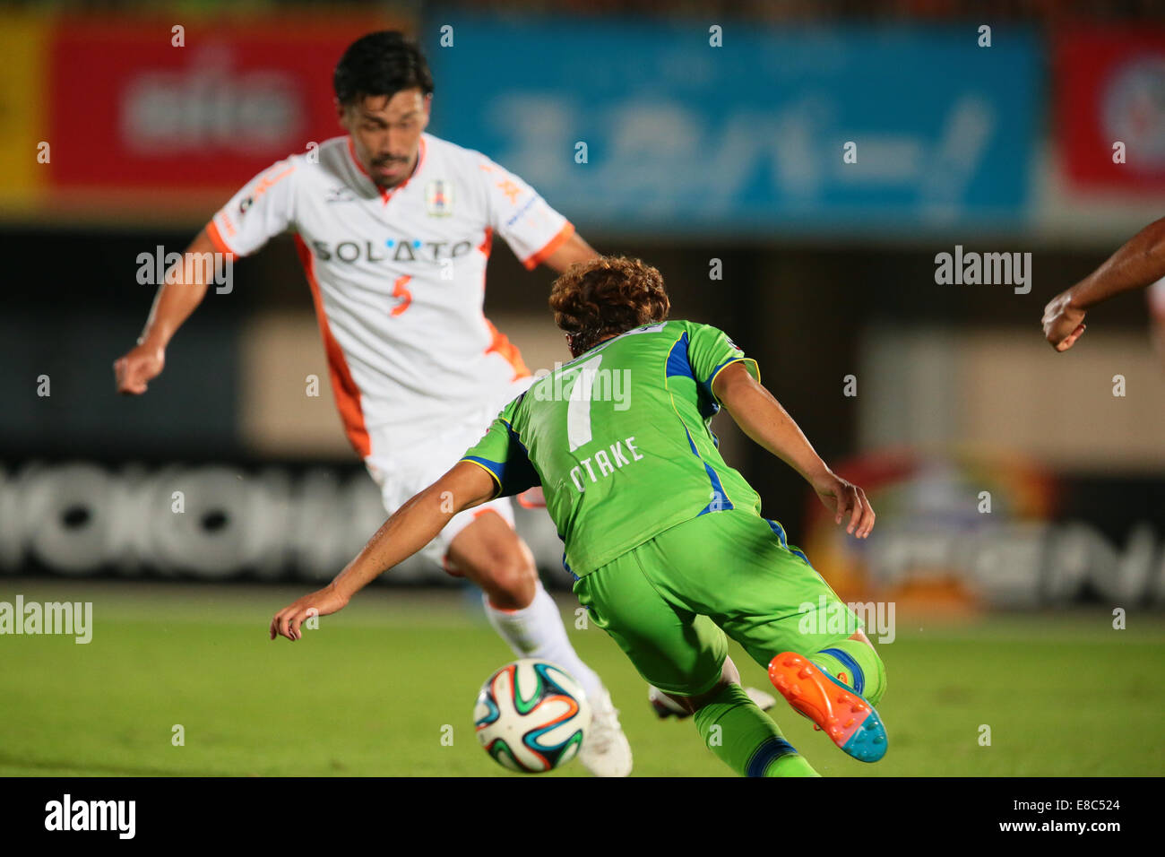 Shonan BMW Stadium Hiratsuka, Kanagawa, Japan. 4th Oct, 2014. (L to R ...