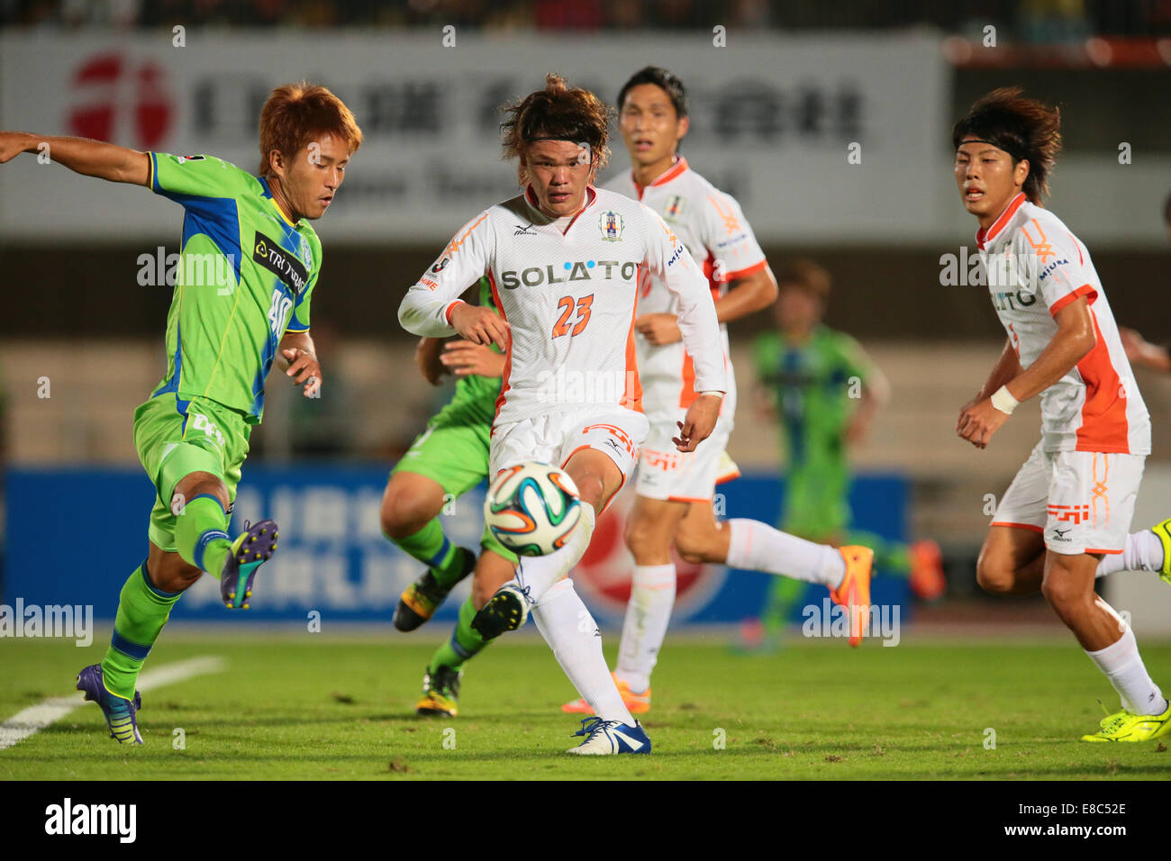 Shonan BMW Stadium Hiratsuka, Kanagawa, Japan. 4th Oct, 2014. (L to R ...