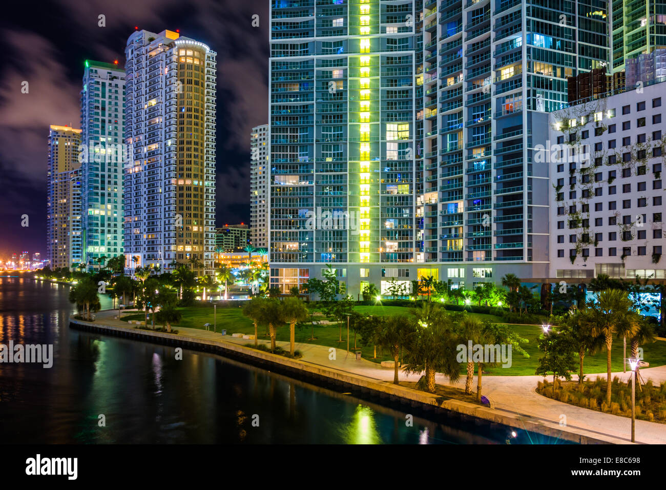 Building at night in downtown miami hi-res stock photography and images ...