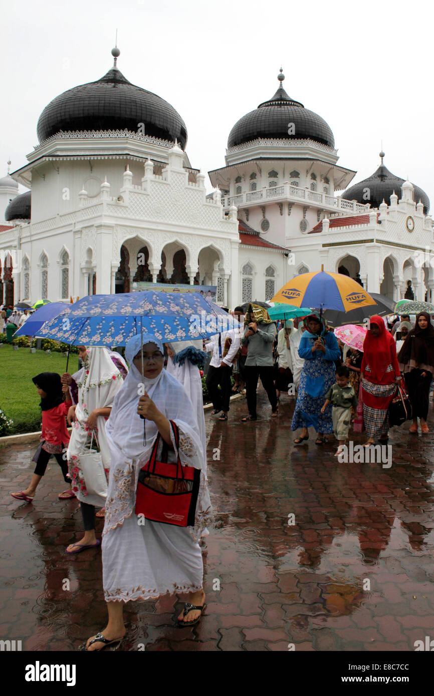 Indonesia muslims praying hi-res stock photography and images - Alamy