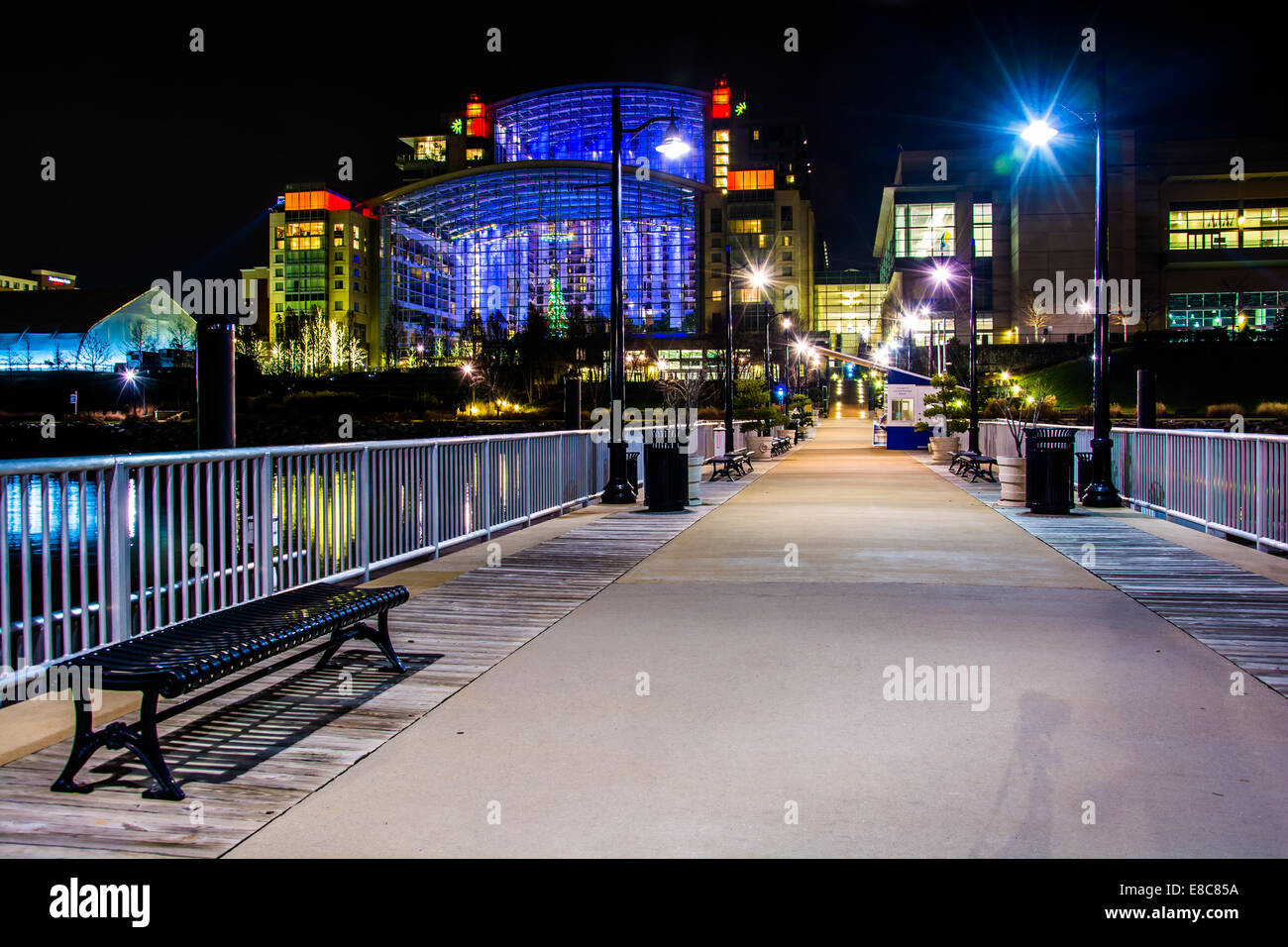 Pier and the Gaylord National Resort at night, in National Harbor ...