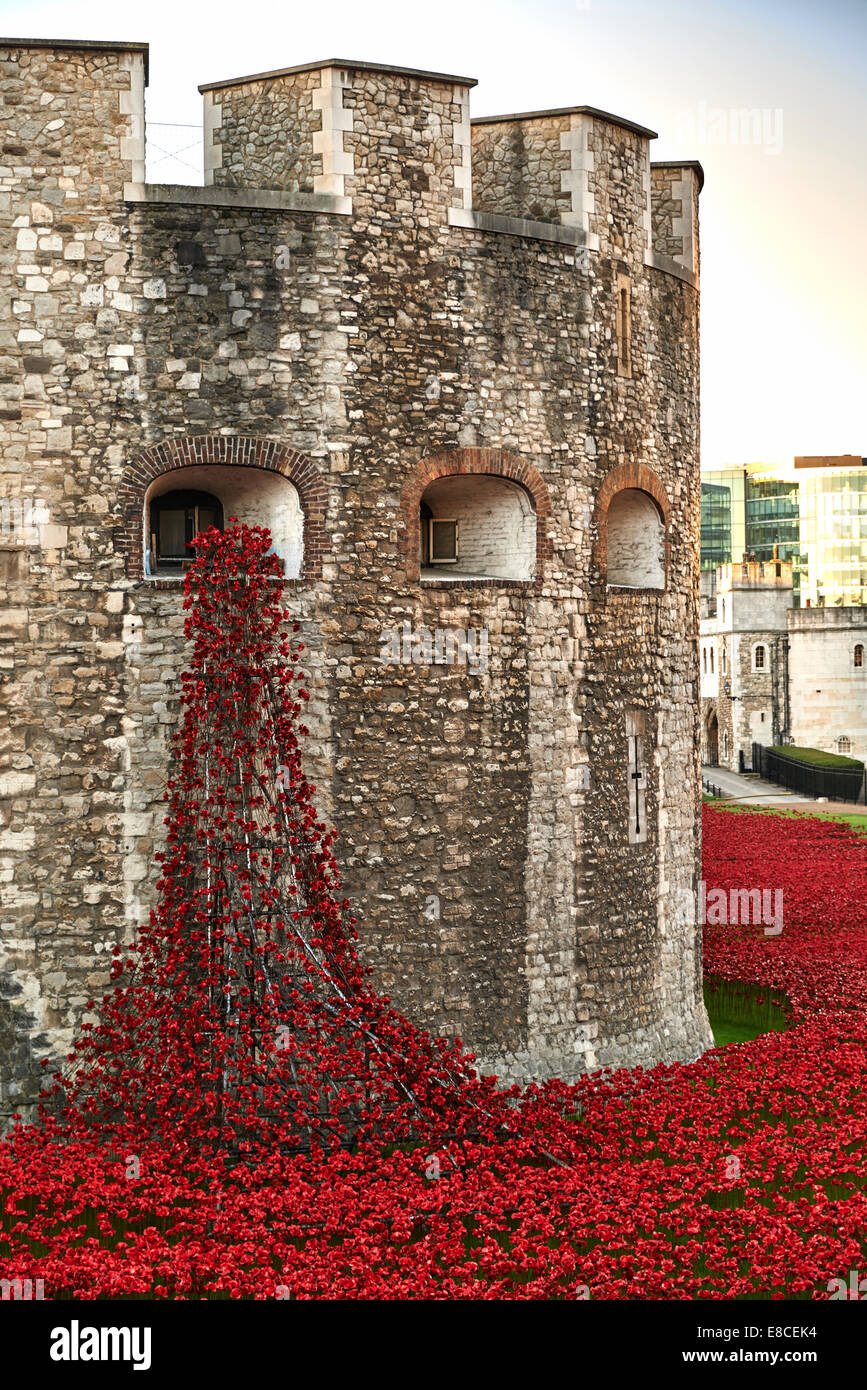 Tower of London Poppies in the Moat HRP-Tower London -WW1-LogoFrom 5 ...