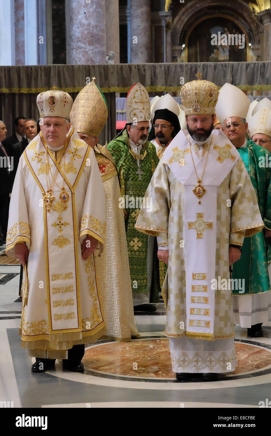 Bishops attend mass hi-res stock photography and images - Alamy