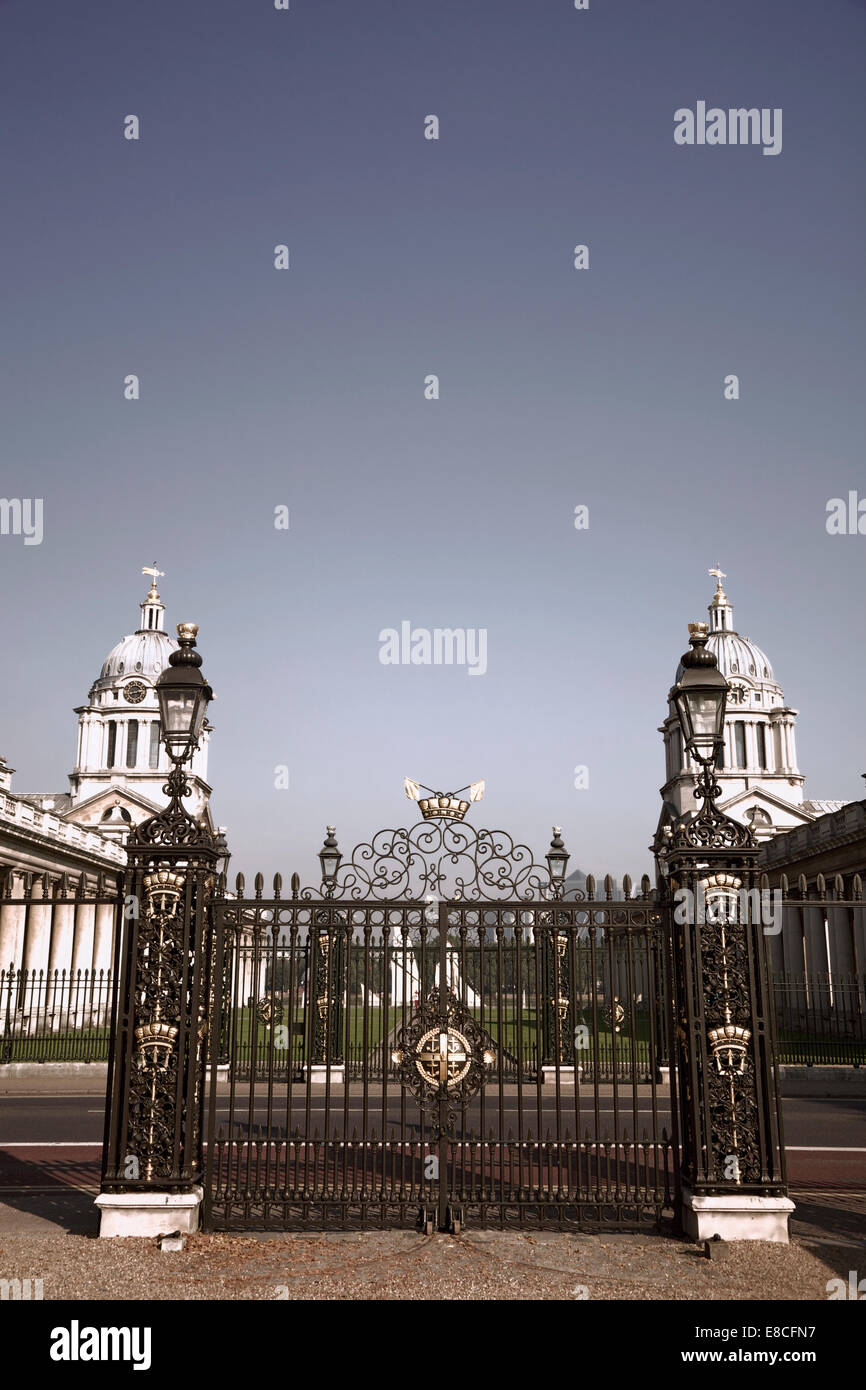 Wrought iron gates college hi-res stock photography and images - Alamy