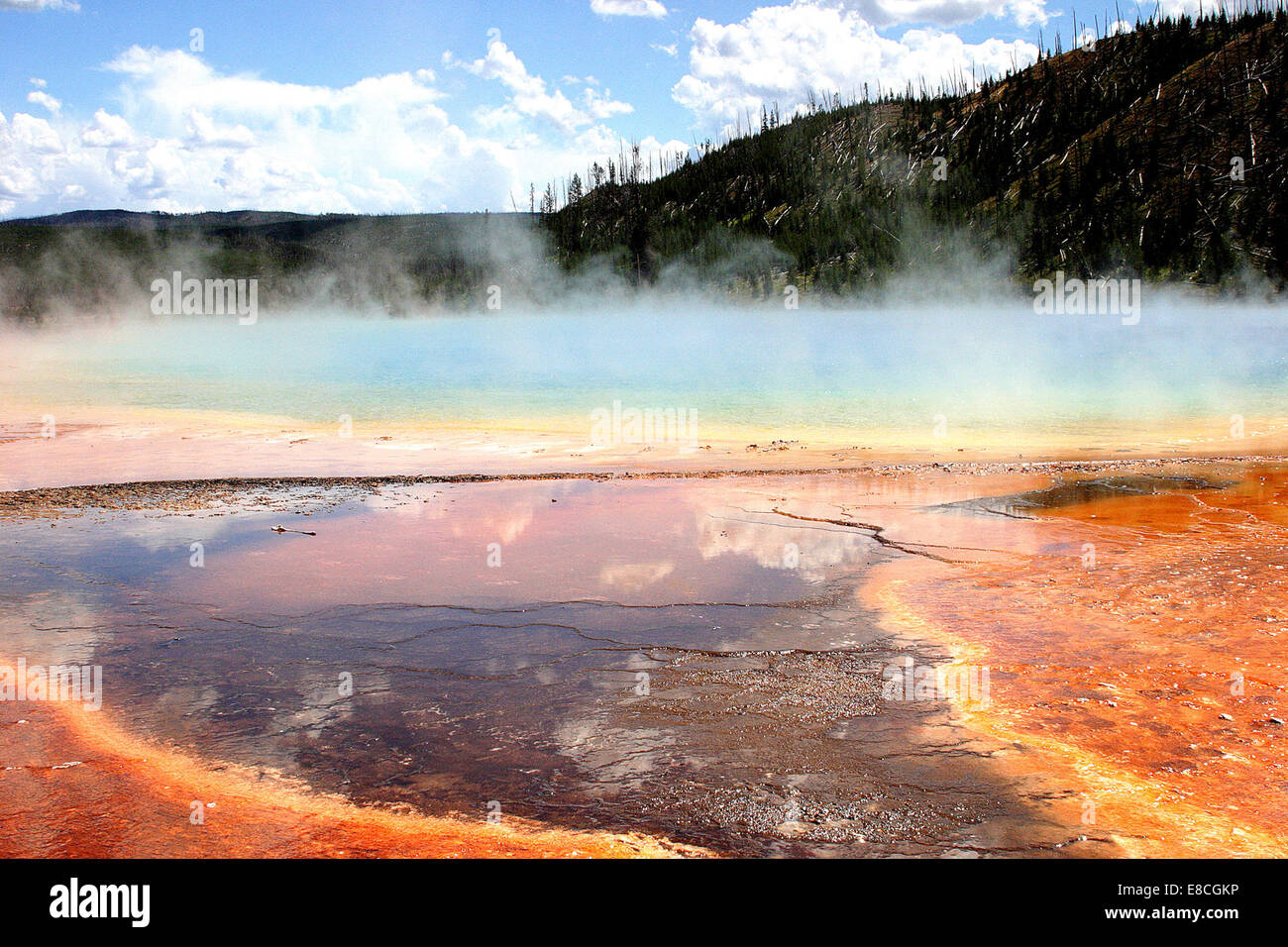 This photograph captures the stunning Grand Prismatic Spring in ...