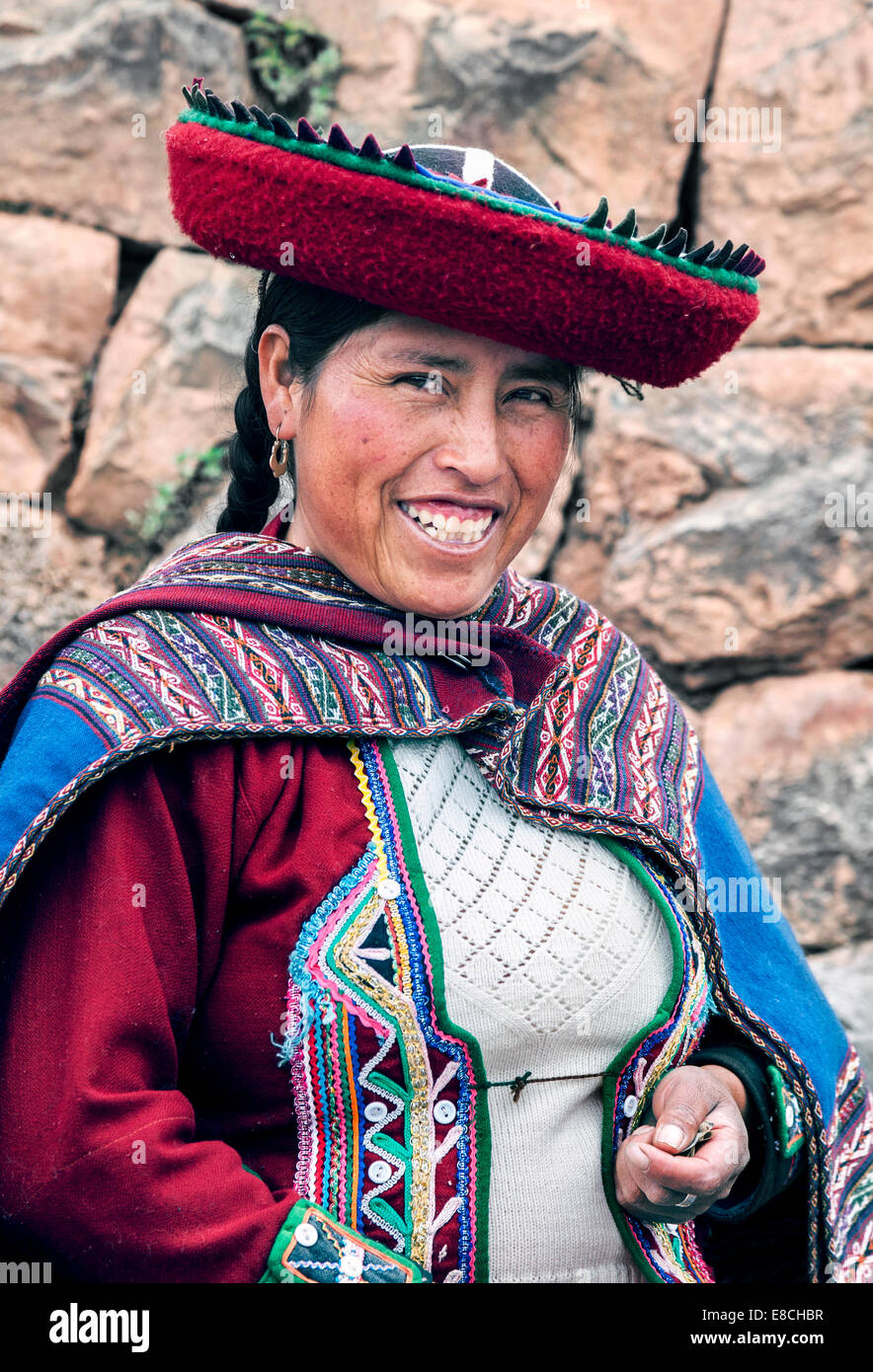 Indigenous woman in Chinchero Peru Stock Photo - Alamy