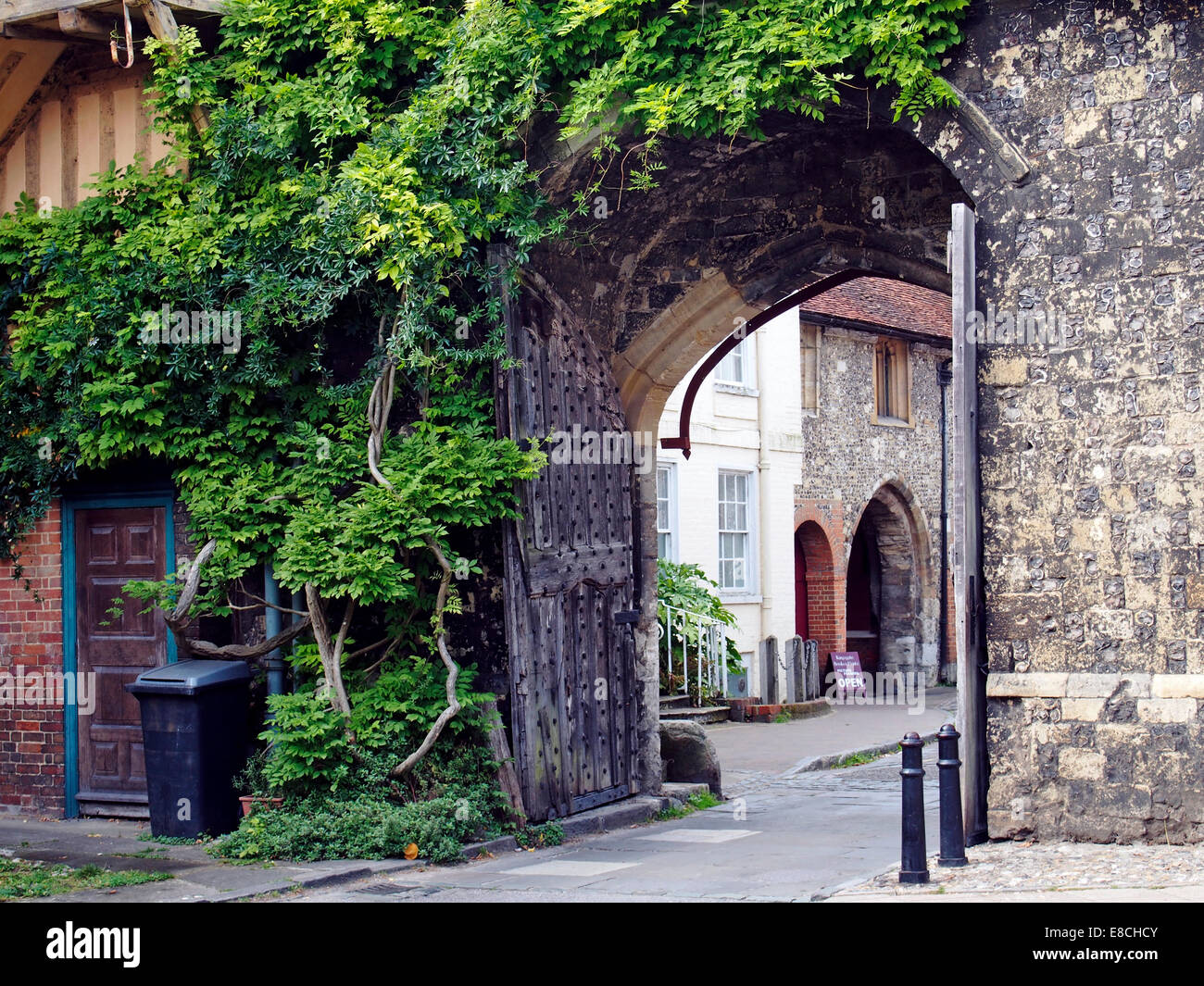 Medieval gateway hi-res stock photography and images - Alamy