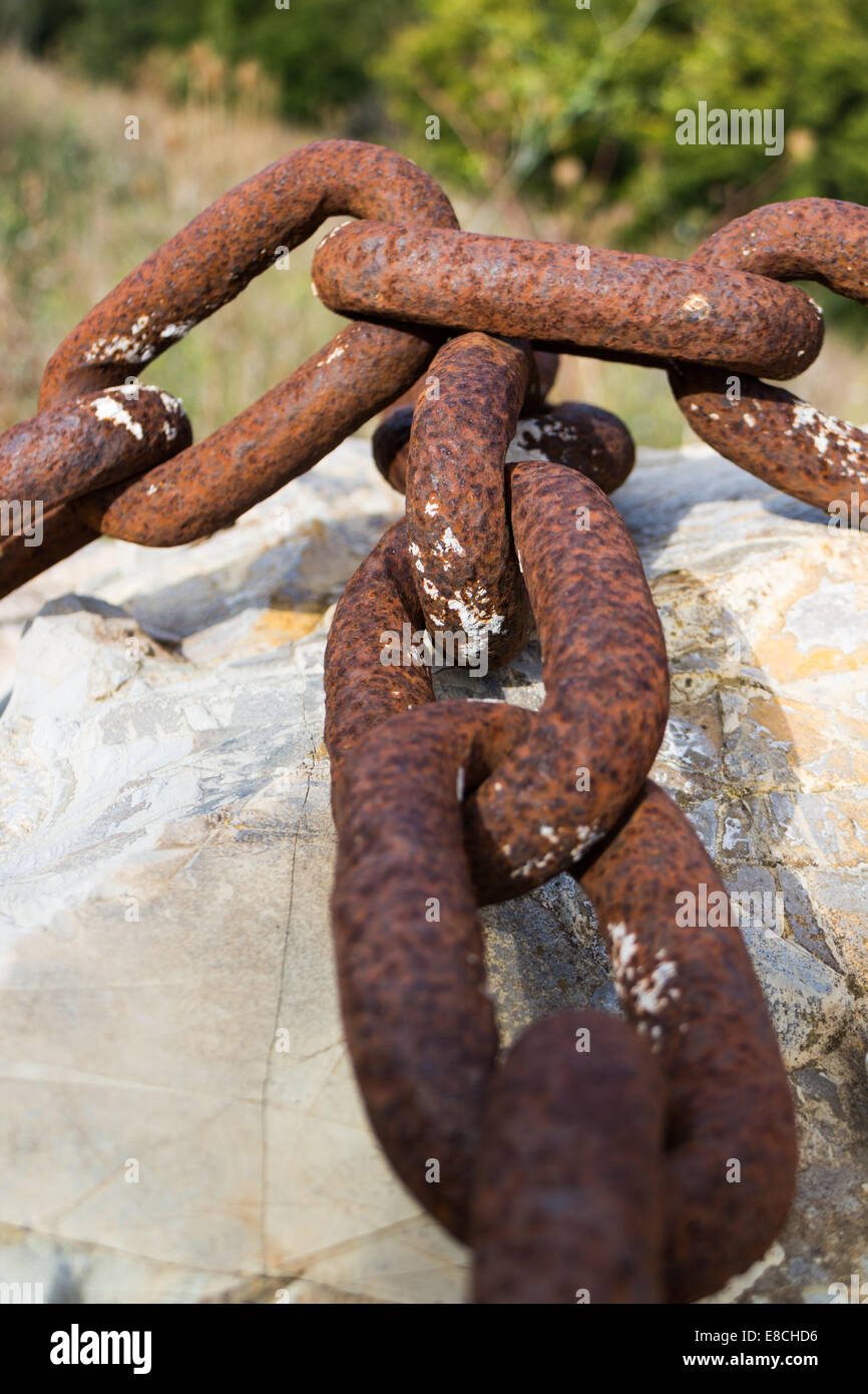 Rusty chain links Stock Photo - Alamy
