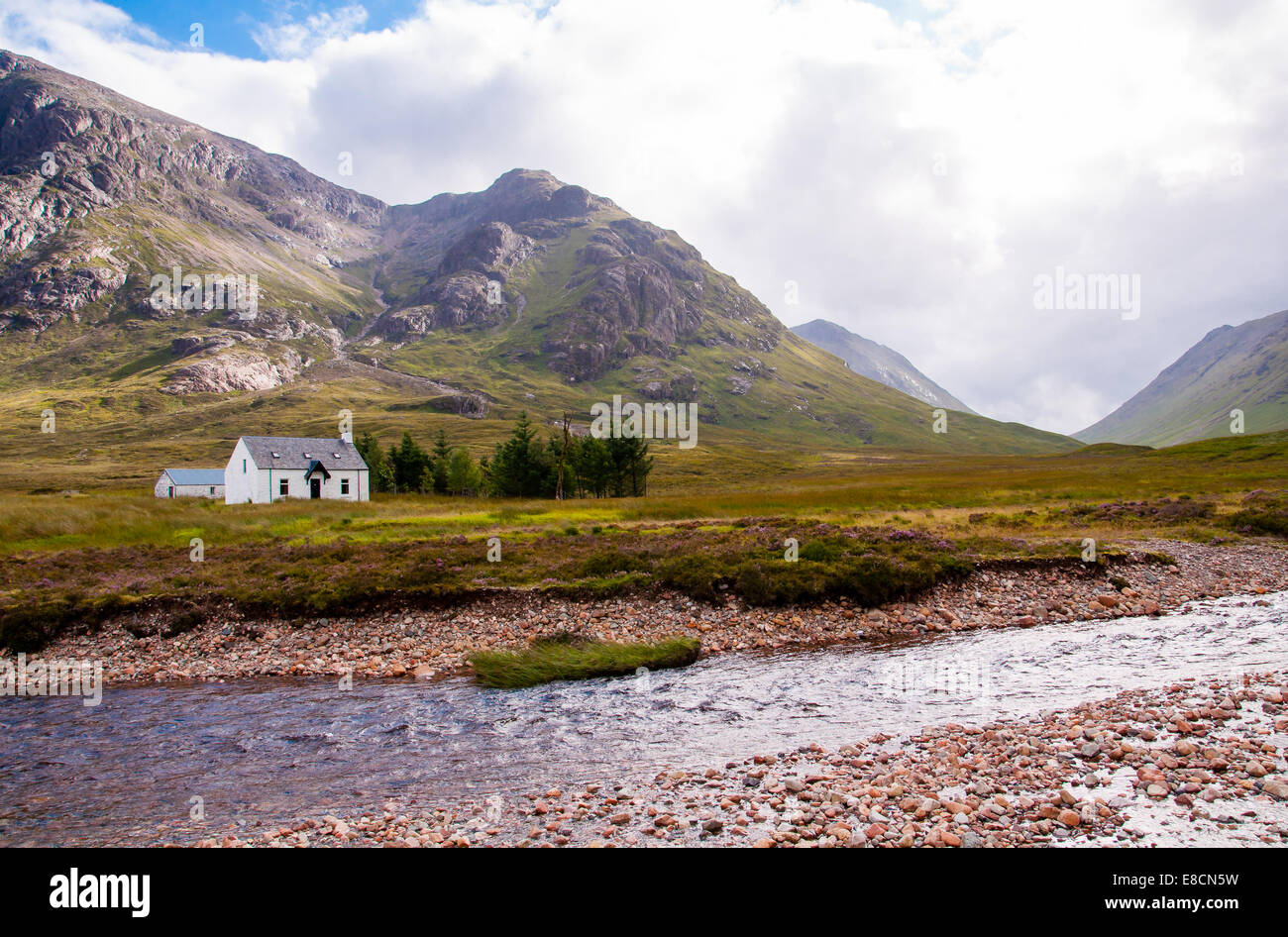 lone white cabin in the scottish highlands at glencoe Stock Photo - Alamy
