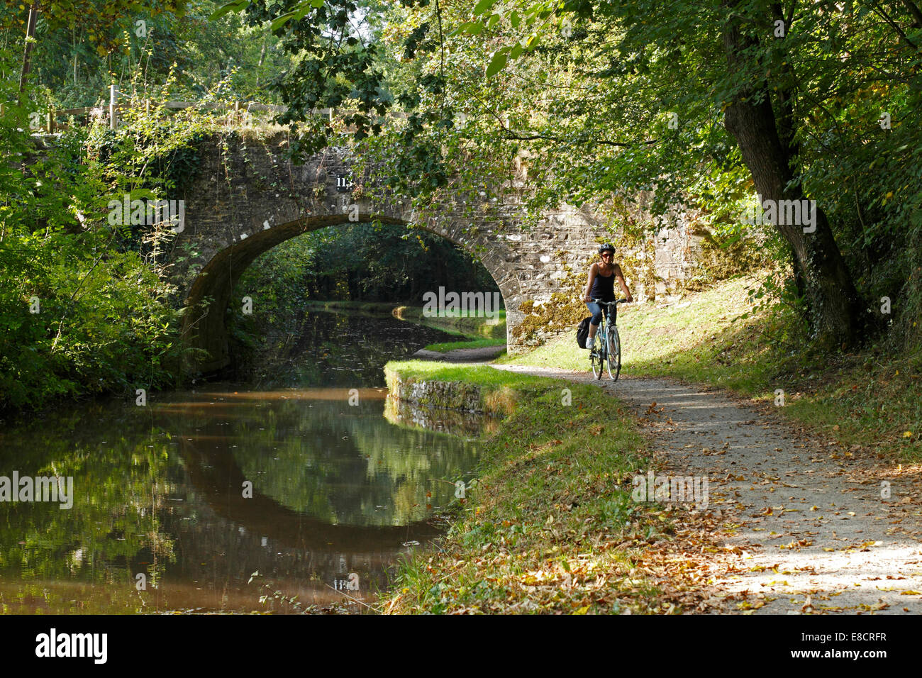 Towpath arch hi-res stock photography and images - Alamy