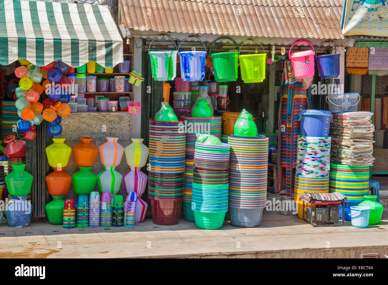 Shop near temple hi-res stock photography and images - Alamy
