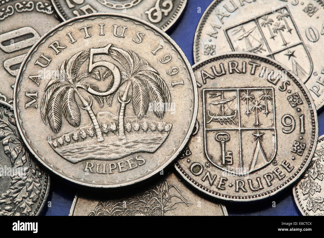 5 rupee coins hi-res stock photography and images - Alamy