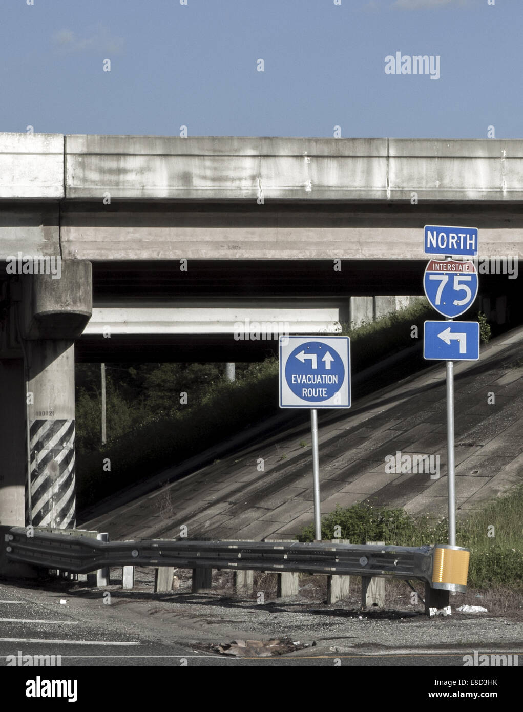 Evacuation route sign and a North Interstate 75 turn arrow sign next to ...