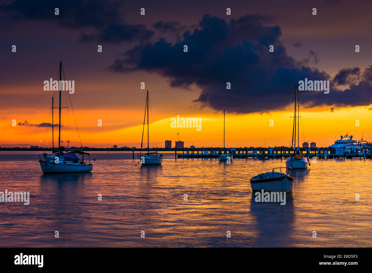 Boats in water at sunset hi-res stock photography and images - Alamy