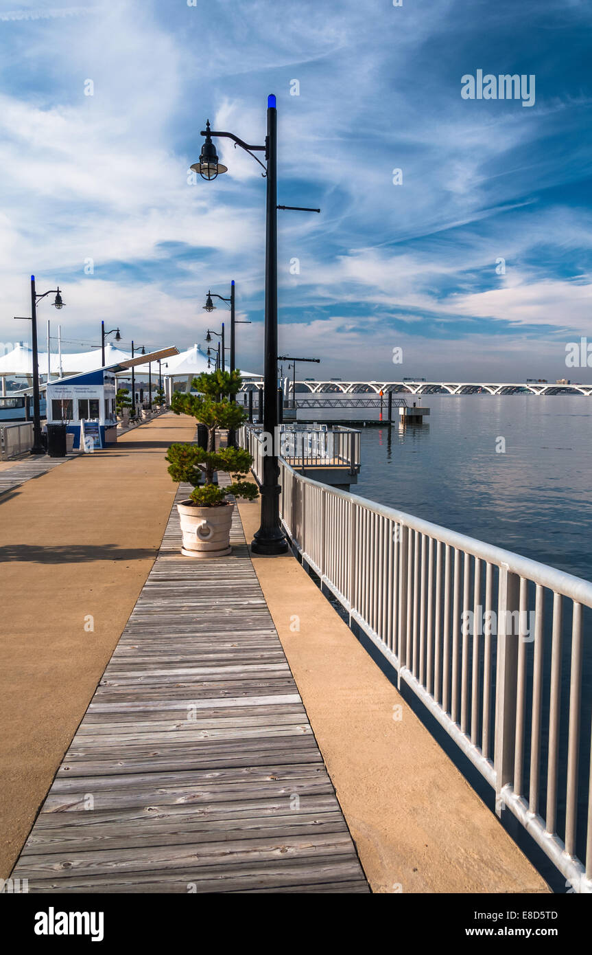 Pier on the Potomac River at National Harbor, Maryland Stock Photo - Alamy