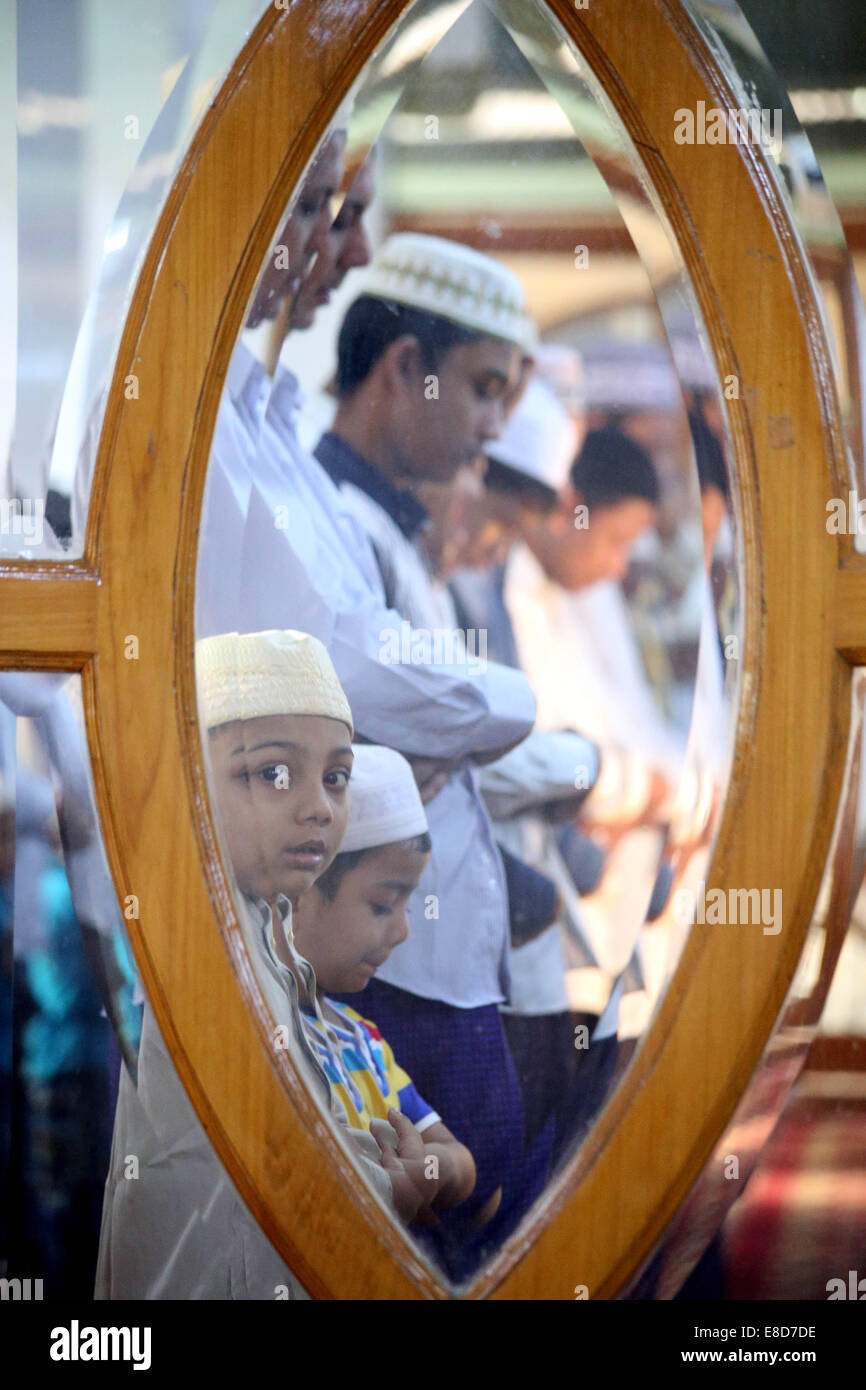 Yangon, Myanmar. 6th Oct, 2014. Myanmar muslims pray during the Eid al ...
