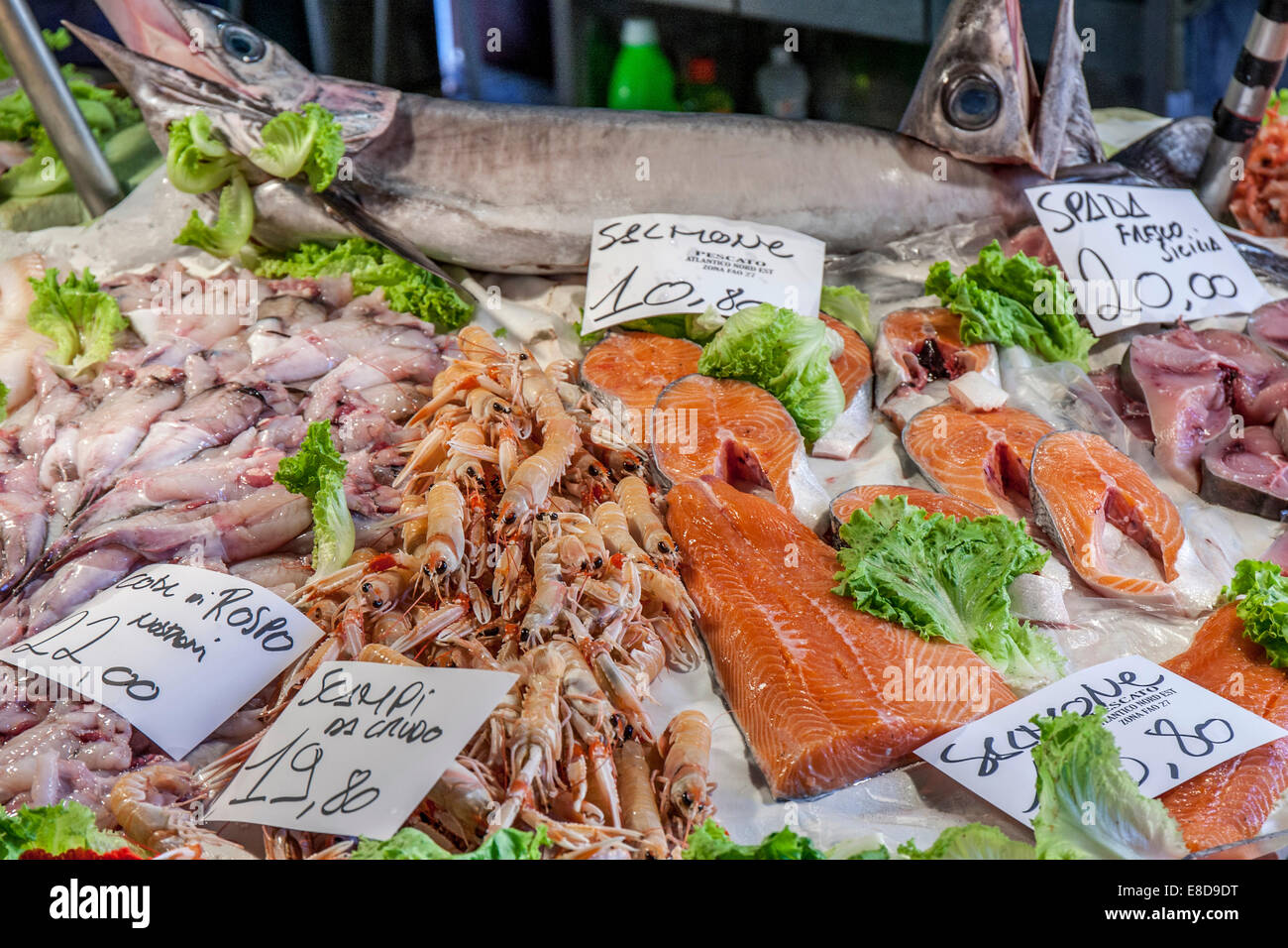 Prawns market hi-res stock photography and images - Alamy