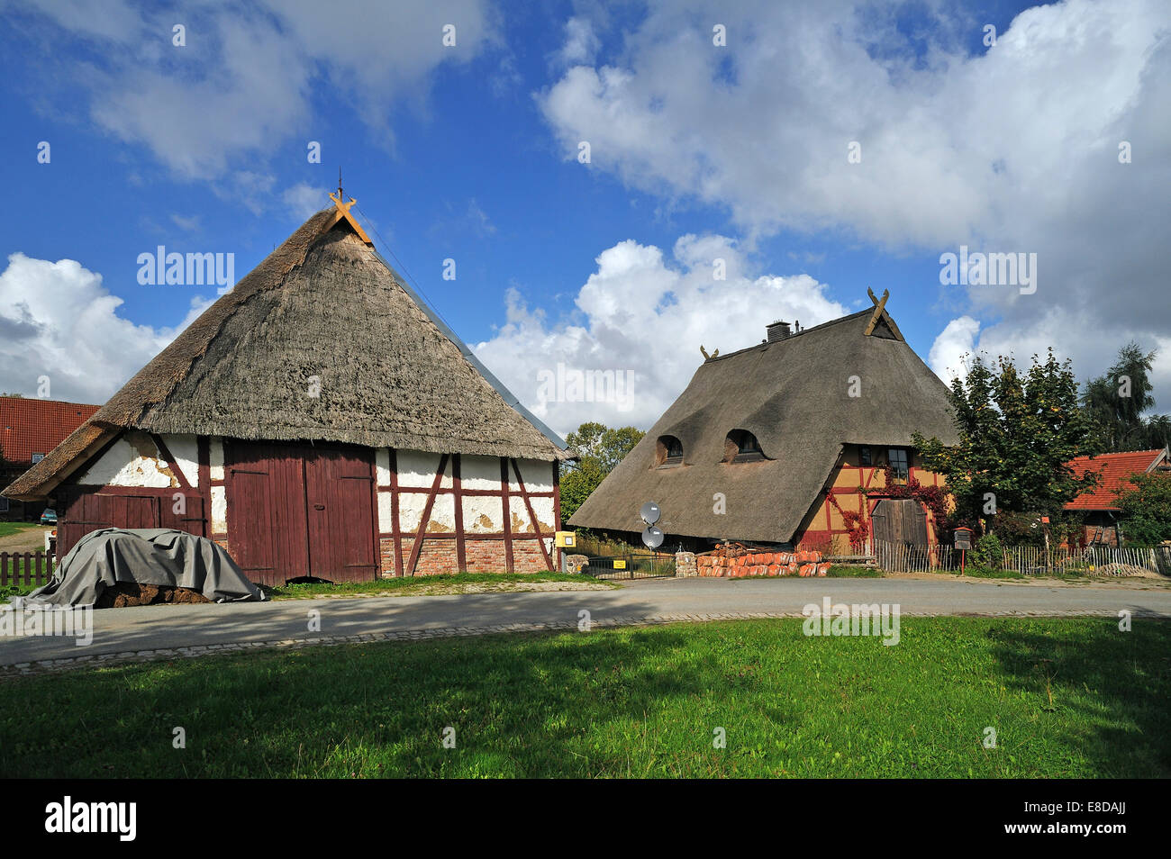 Farmhouses with a thatched roof hi-res stock photography and images - Alamy