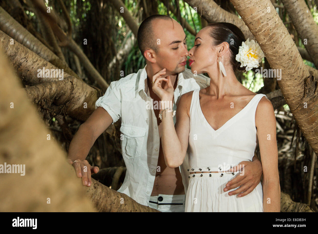The love story of a beautiful couple in the jungle Stock Photo - Alamy