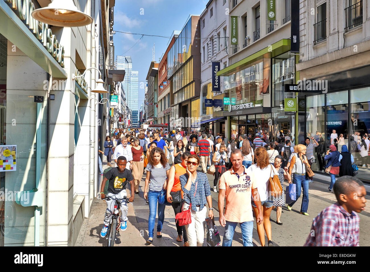Illustration picture shows a crowded 'Rue Neuve - Nieuwstraat' shopping ...