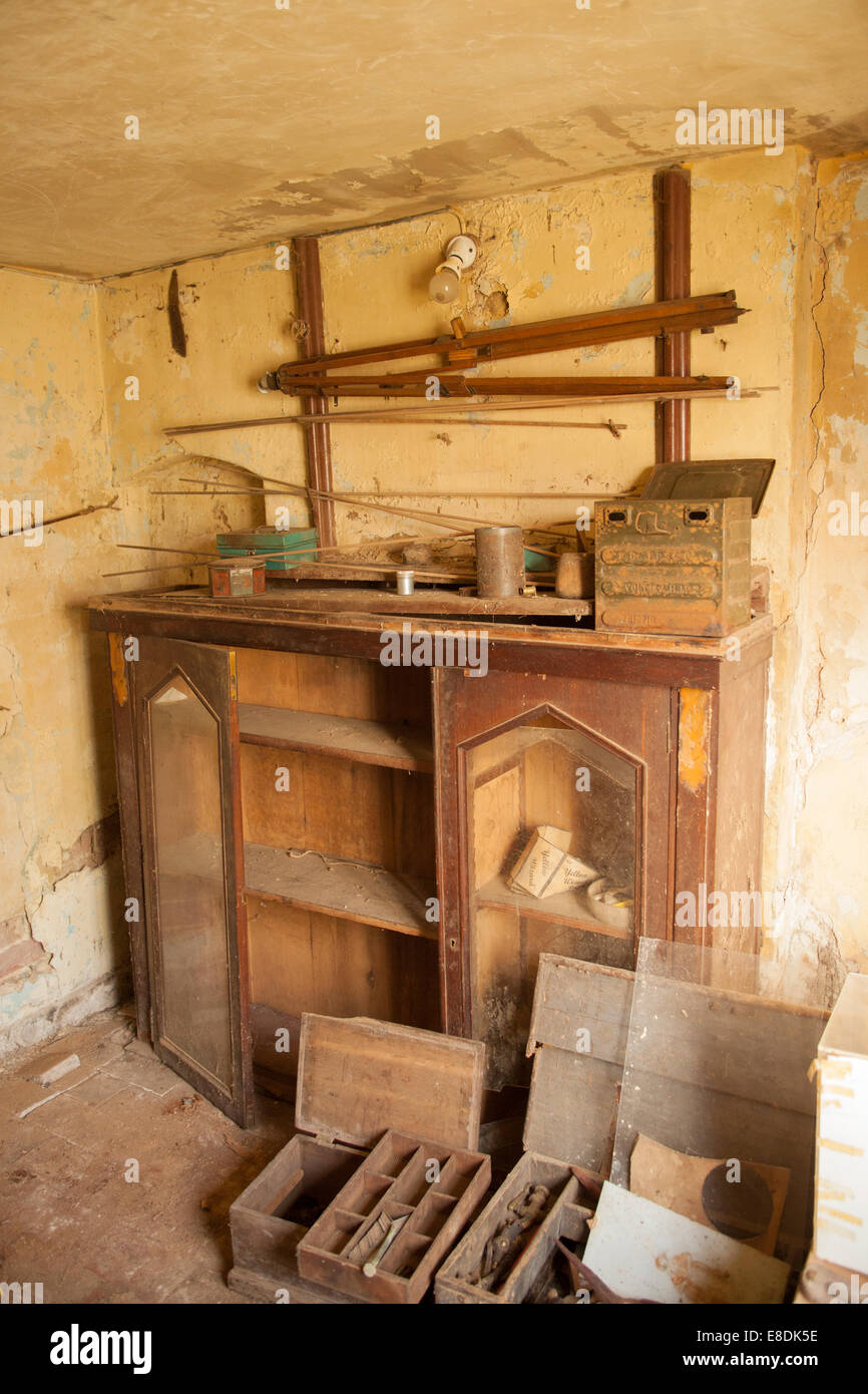 Crumbling room hi-res stock photography and images - Alamy