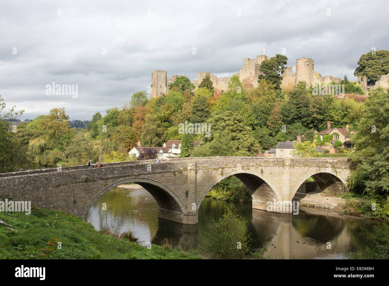 Dinham Bridge crossing the River Teme and Ludlow Castle, in autumn ...