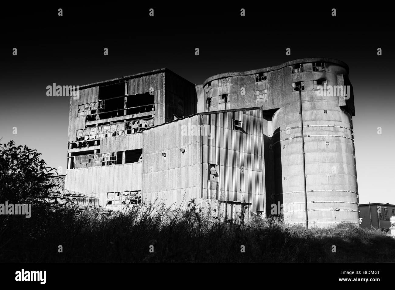 Disused cement works hi-res stock photography and images - Alamy