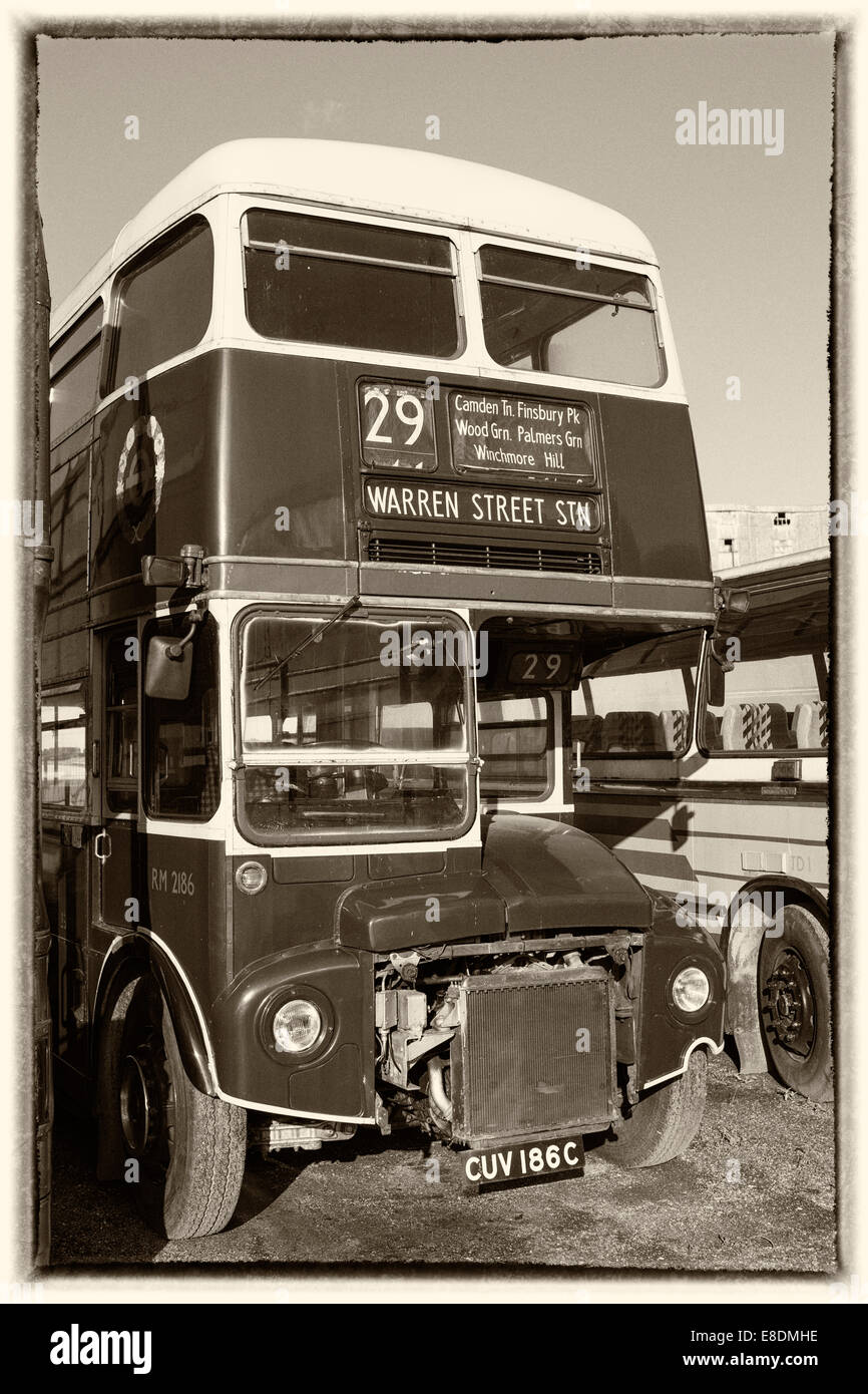 Green routemaster bus hi-res stock photography and images - Alamy