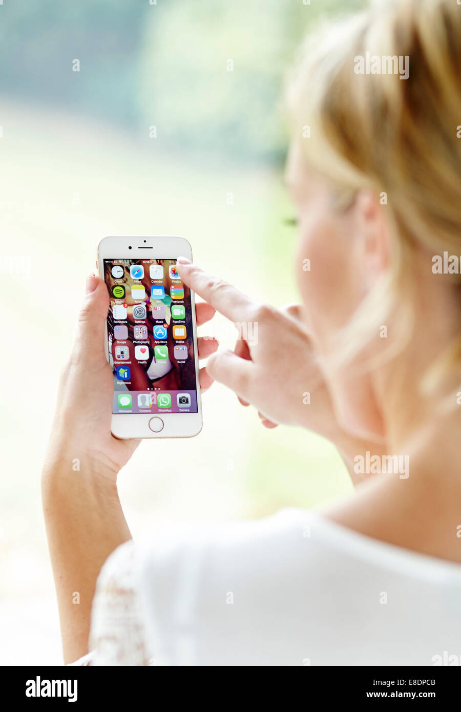 Woman holding iphone 6 hi-res stock photography and images - Alamy