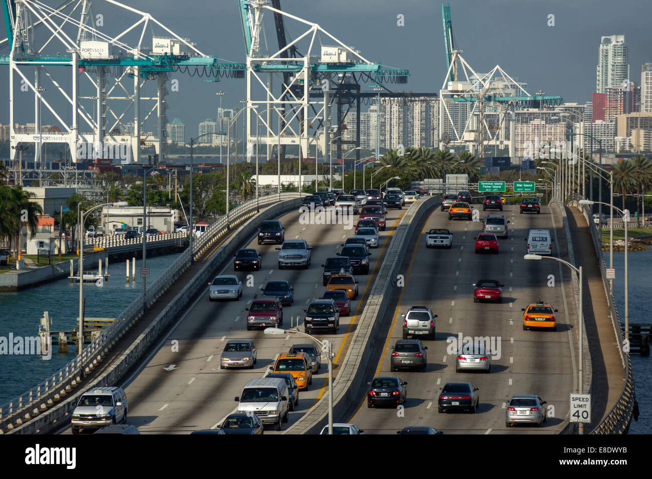 HIGHWAY TRAFFIC MACARTHUR CAUSEWAY PORT OF MIAMI FLORIDA USA Stock ...