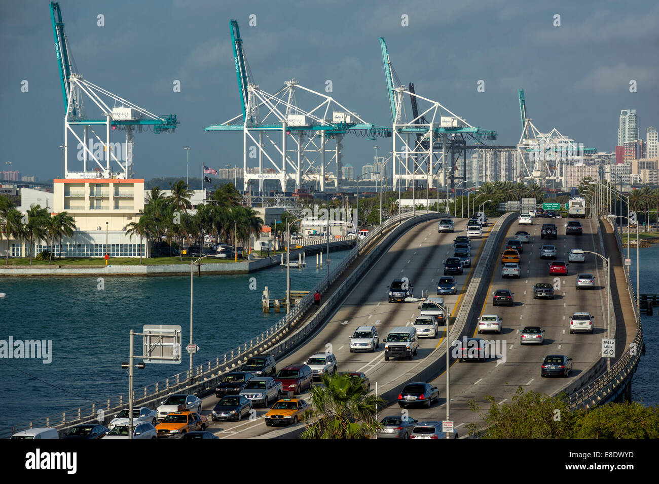 HIGHWAY TRAFFIC MACARTHUR CAUSEWAY PORT OF MIAMI FLORIDA USA Stock ...
