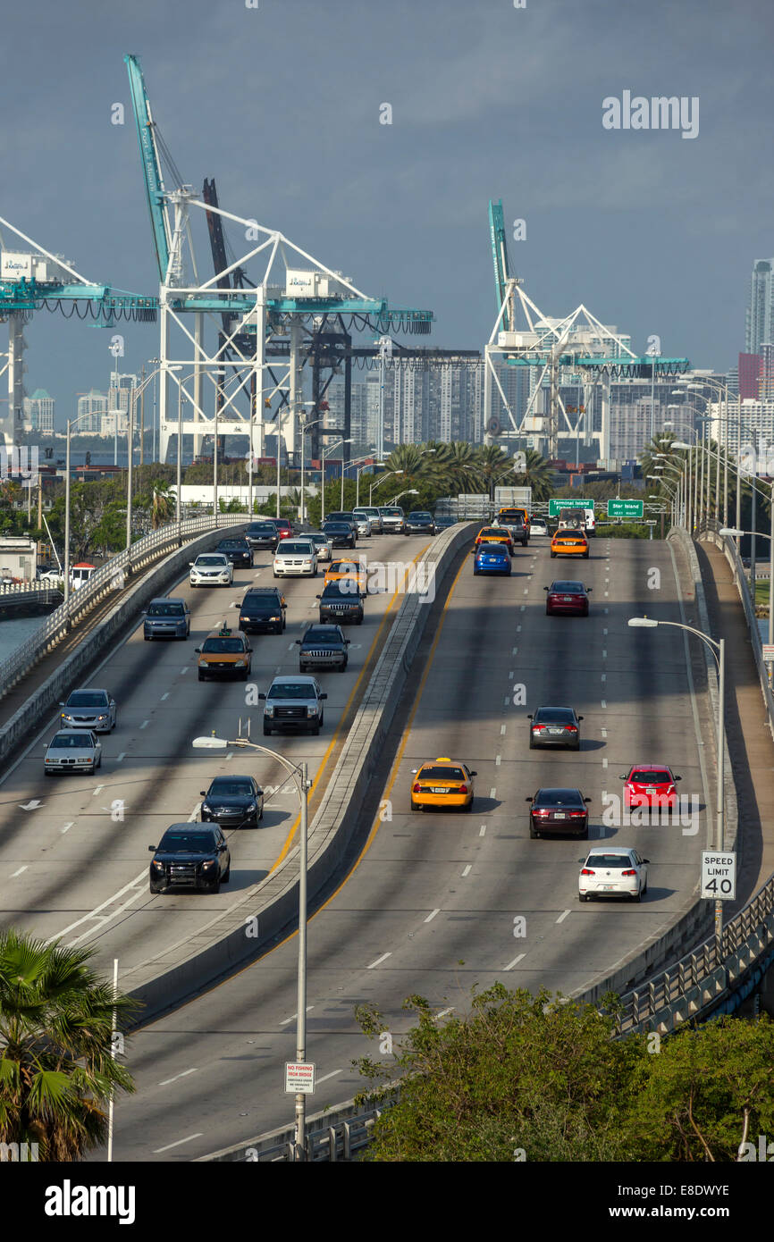 HIGHWAY TRAFFIC MACARTHUR CAUSEWAY PORT OF MIAMI FLORIDA USA Stock ...