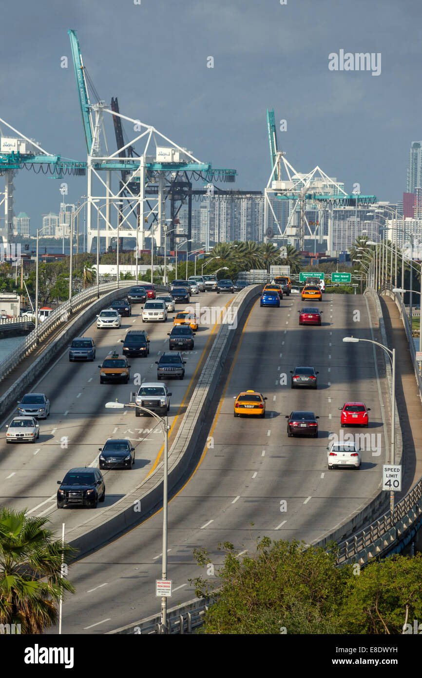 HIGHWAY TRAFFIC MACARTHUR CAUSEWAY PORT OF MIAMI FLORIDA USA Stock ...