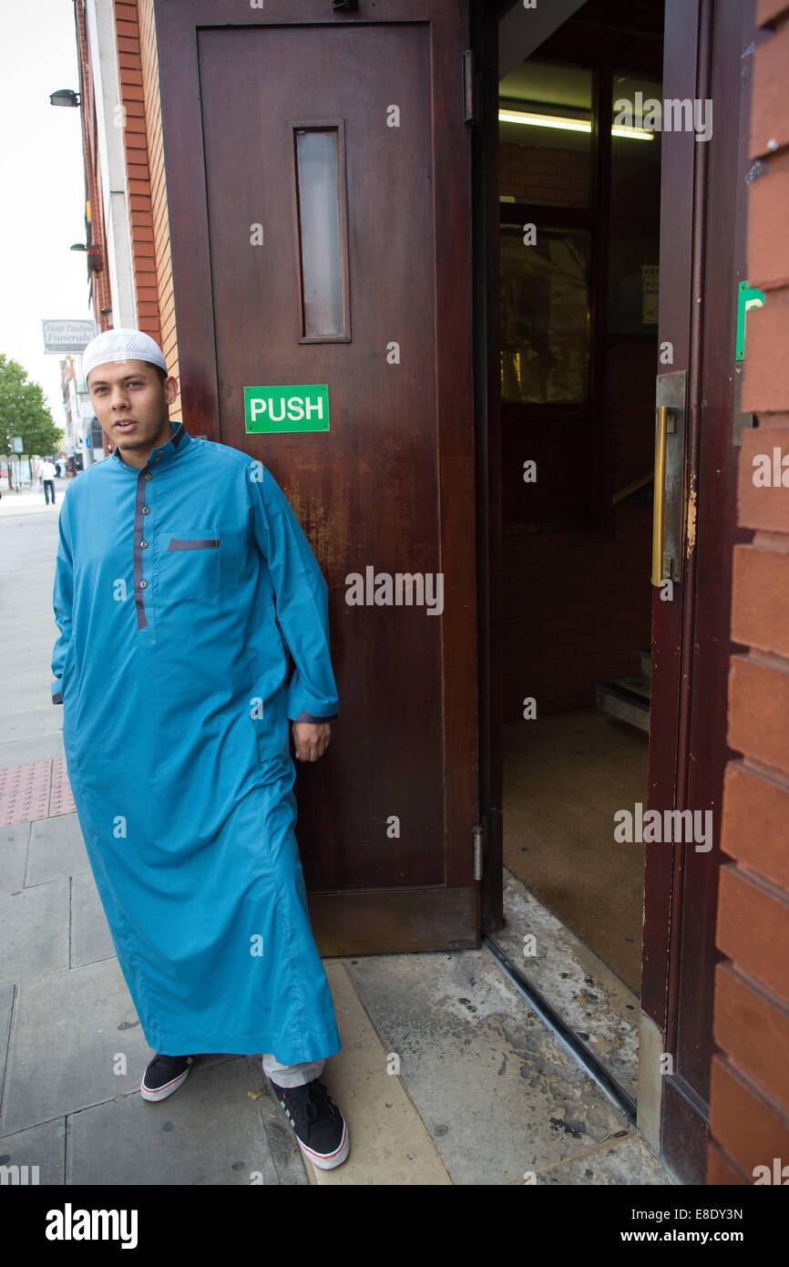 Islamic community, East London Mosque on Whitechapel Road, East London ...