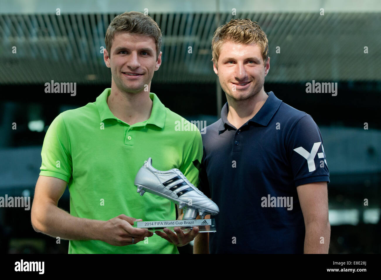 German national team soccer player Thomas Mueller (L) receives the ...