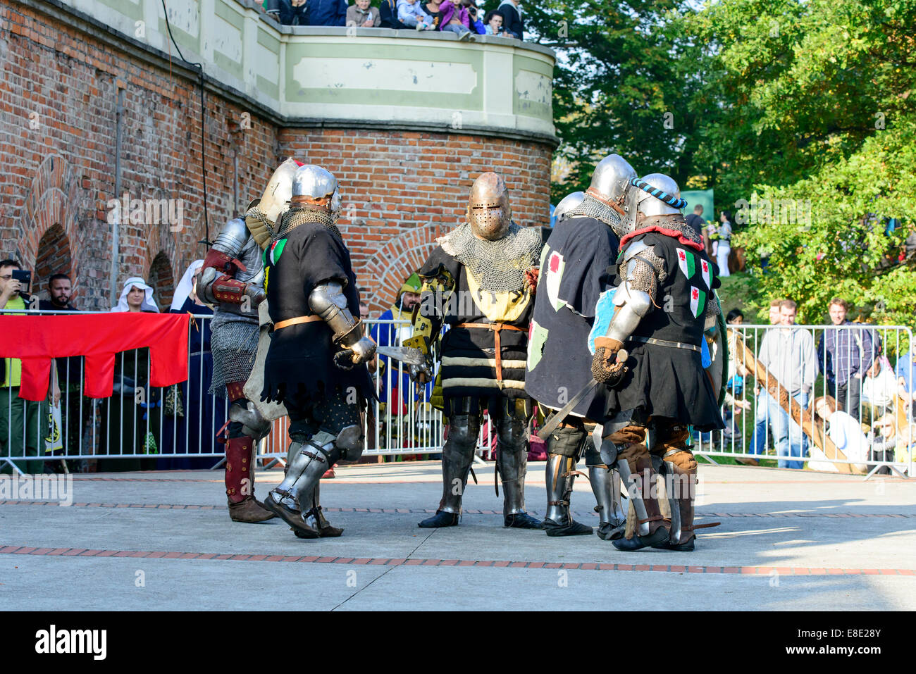 Enthusiasts of the old knights show their costumes and skills in a duel ...