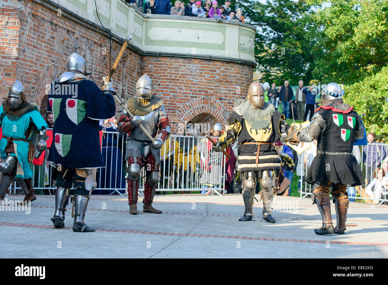 Enthusiasts of the old knights show their costumes and skills in a duel ...