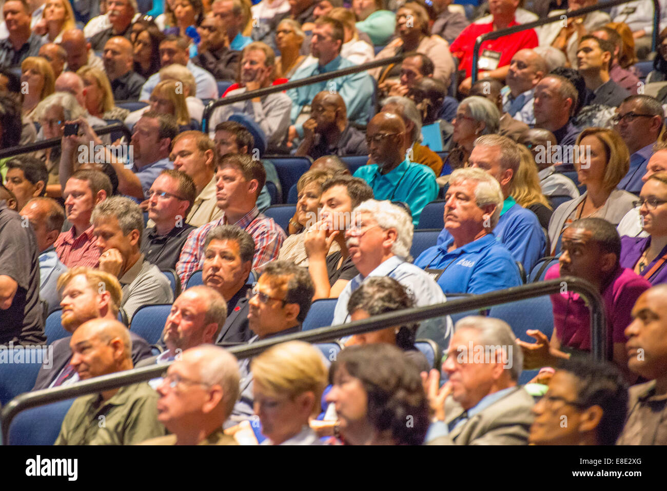 Crowd of seated people hi-res stock photography and images - Alamy