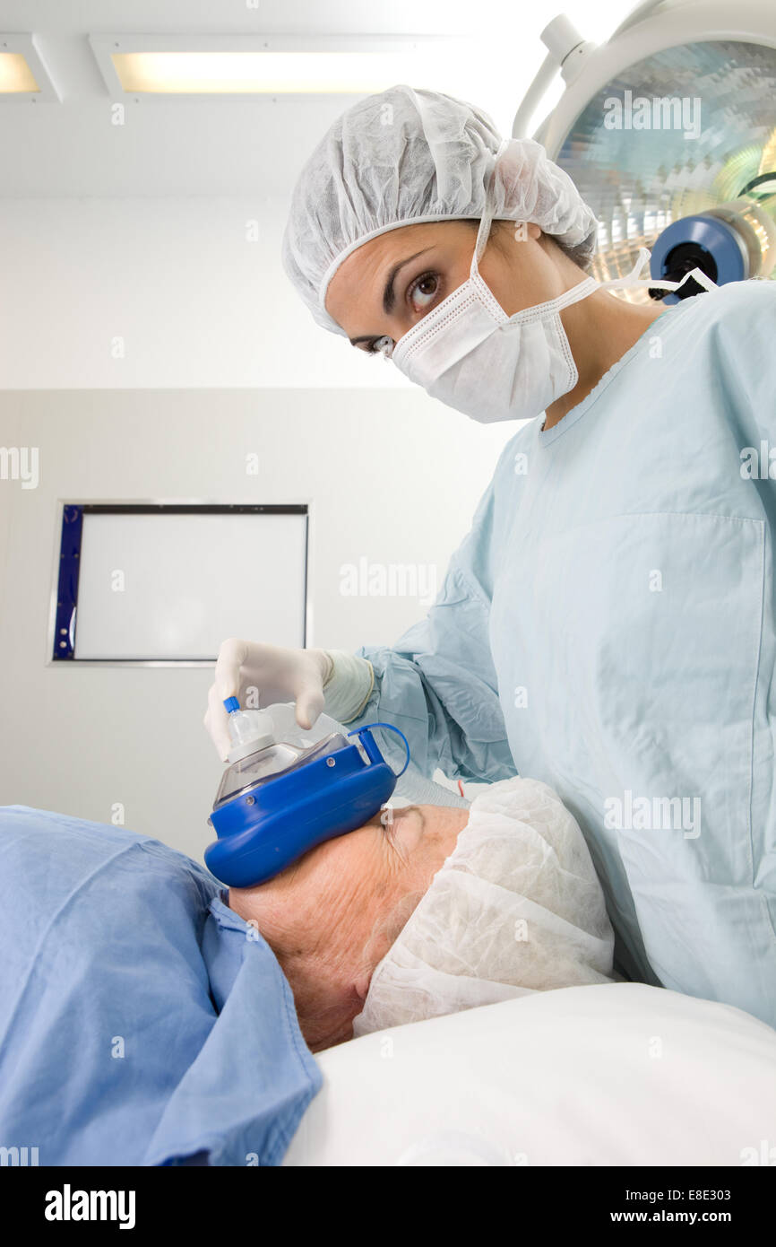Anesthesiologist hi-res stock photography and images - Alamy
