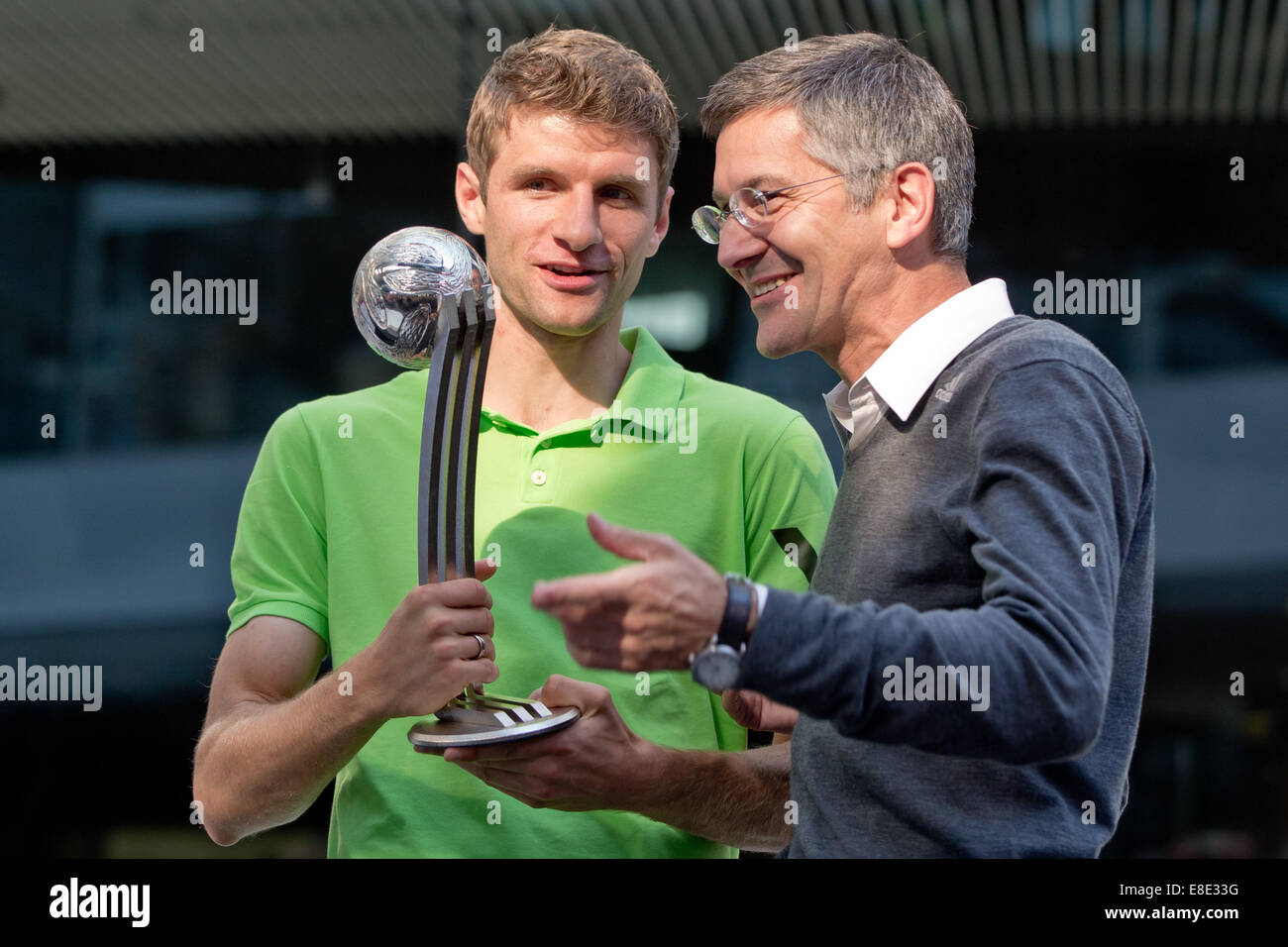 German national team soccer player Thomas Mueller (L) receives the ...