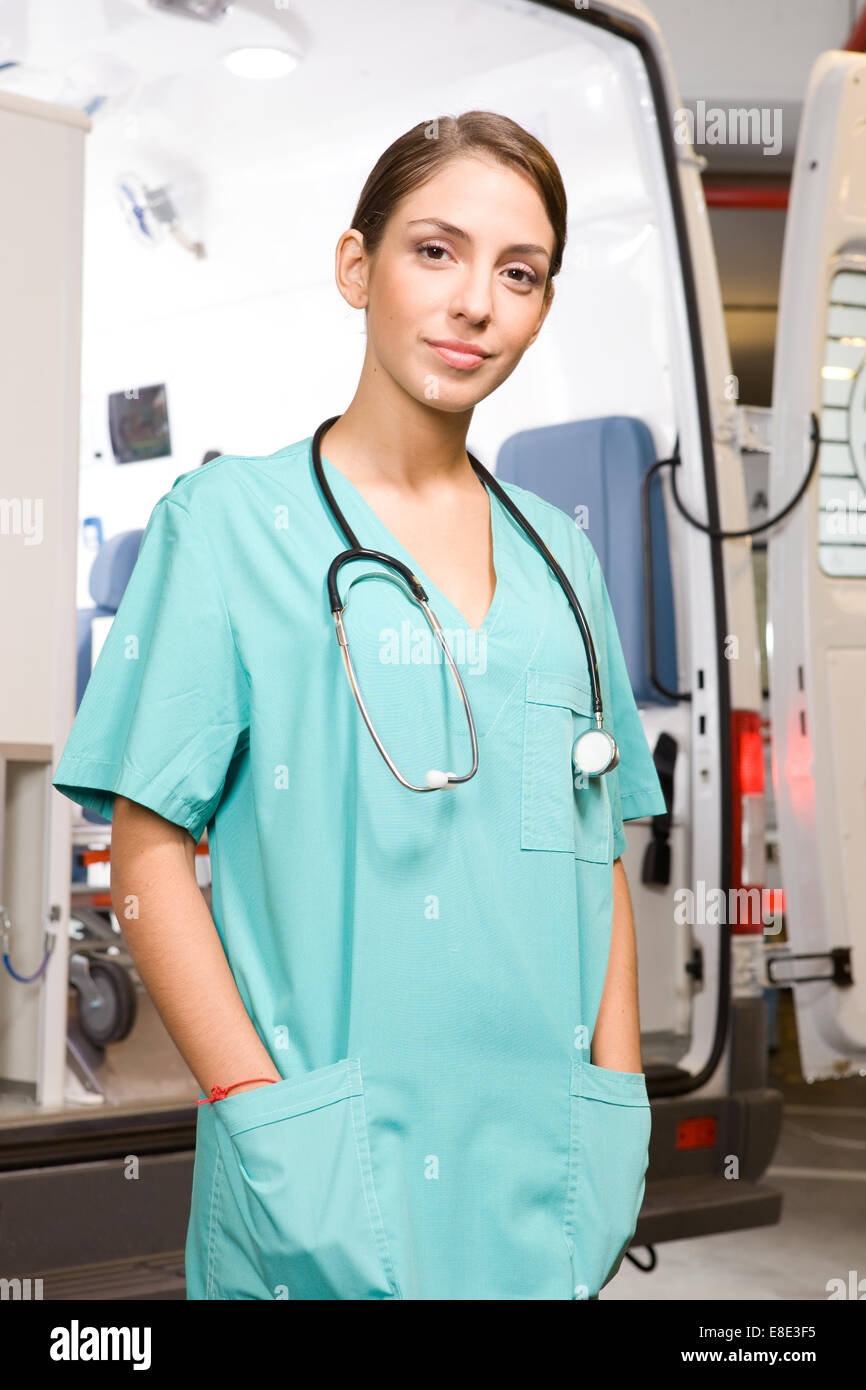 Female paramedic uk hi-res stock photography and images - Alamy