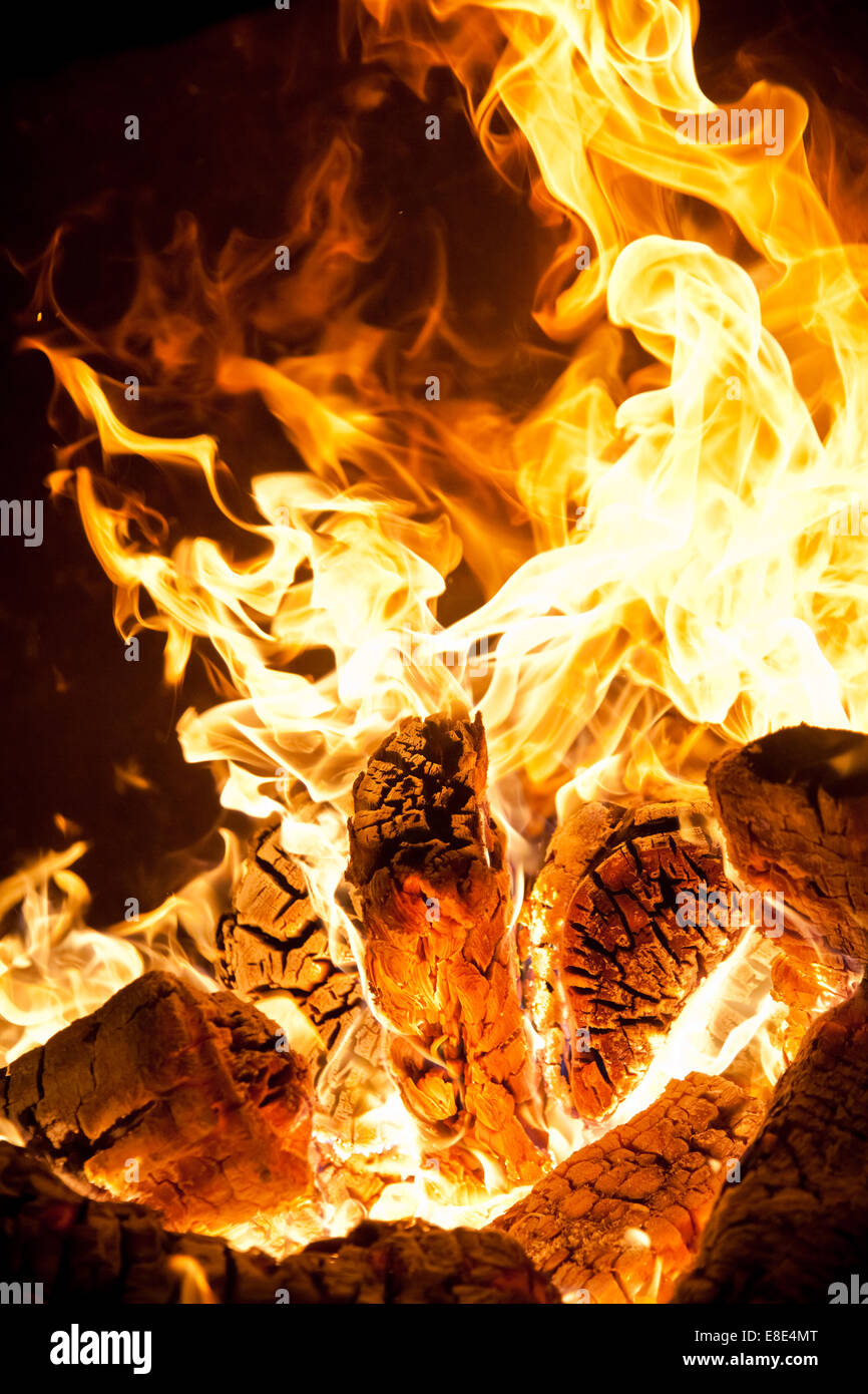Close-up of flames and log wood burning Stock Photo - Alamy