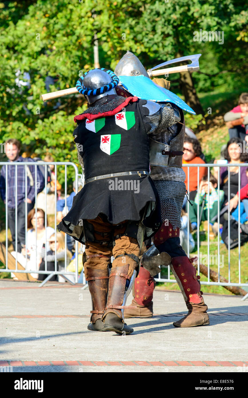 Enthusiasts of the old knights show their costumes and skills in a duel ...