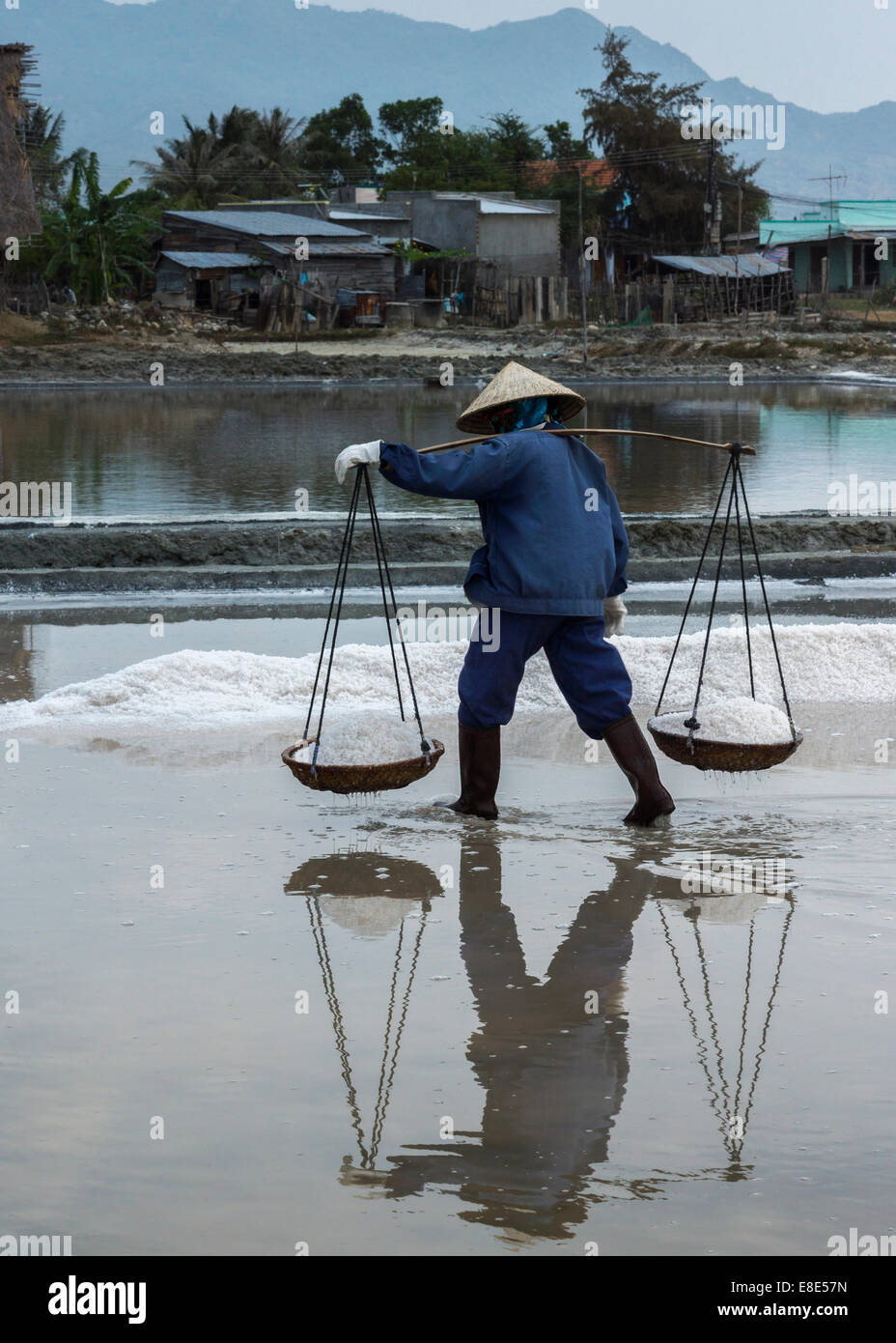 Shoulder pole baskets hi-res stock photography and images - Alamy