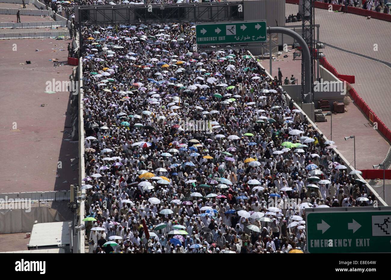 Saudi arabia hajj mina pilgrims hi-res stock photography and images - Alamy
